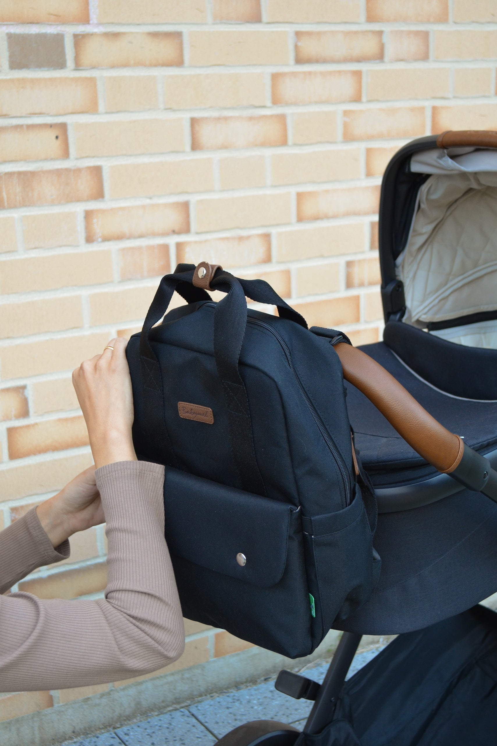 Eco Wickelrucksack aus recyceltem Plastik schwarz – Mamarella GmbH