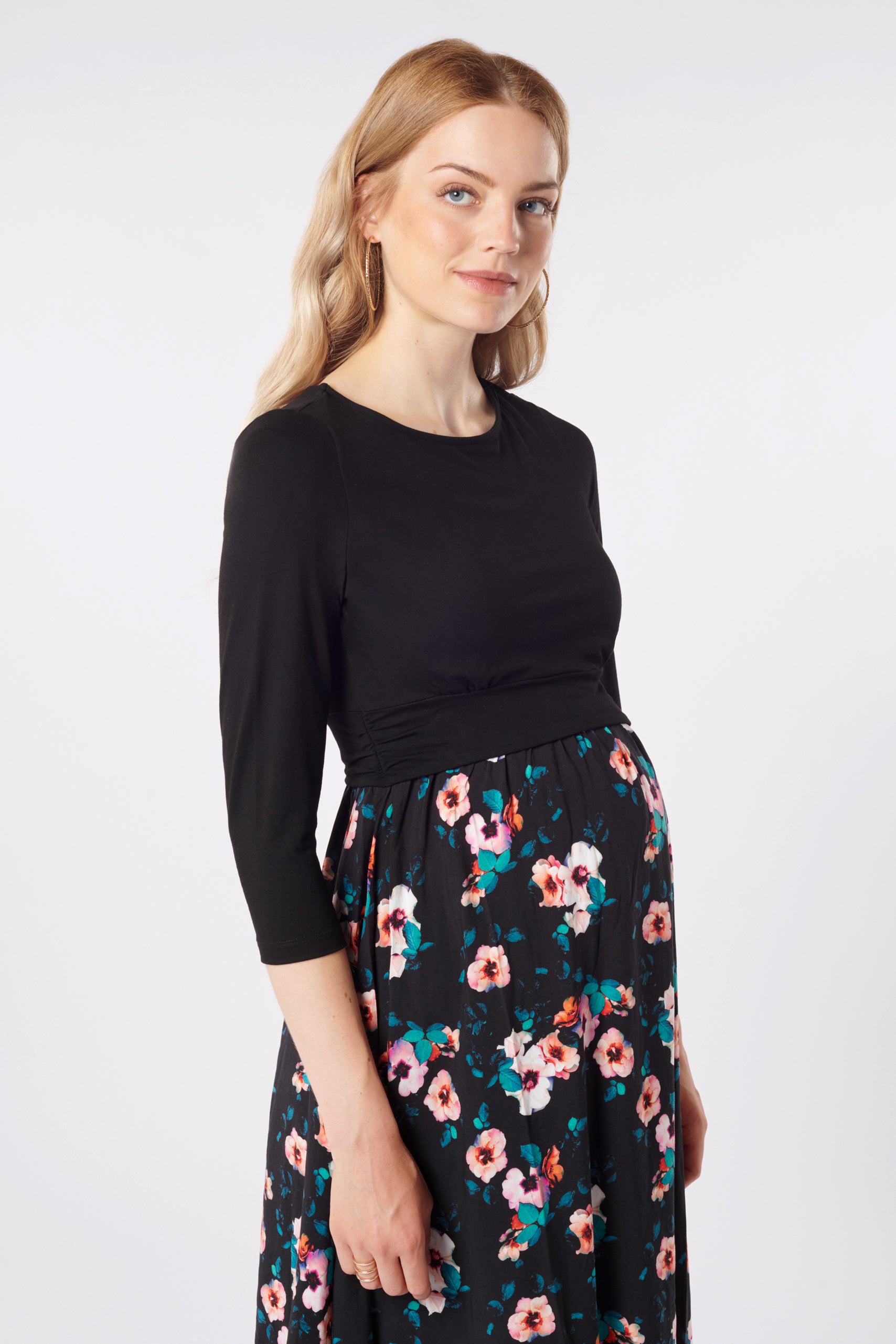 Umstands- und Stillkleid mit Midnight Flower Print – Mamarella GmbH