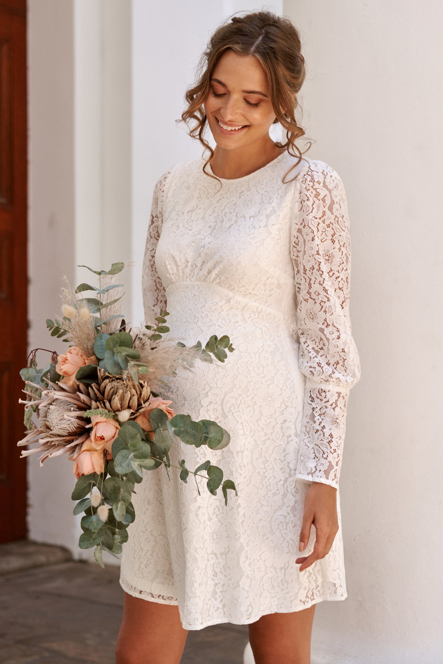Mini Umstandsbrautkleid aus Spitze mit Puffärmeln – Mamarella GmbH